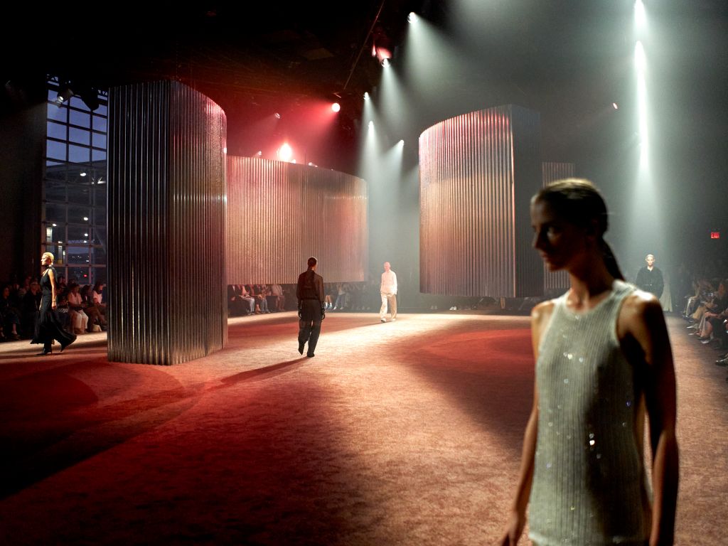 傳統＆創新交會 COS雋永流線耀眼自信 – 潮流誌 InTrend Log