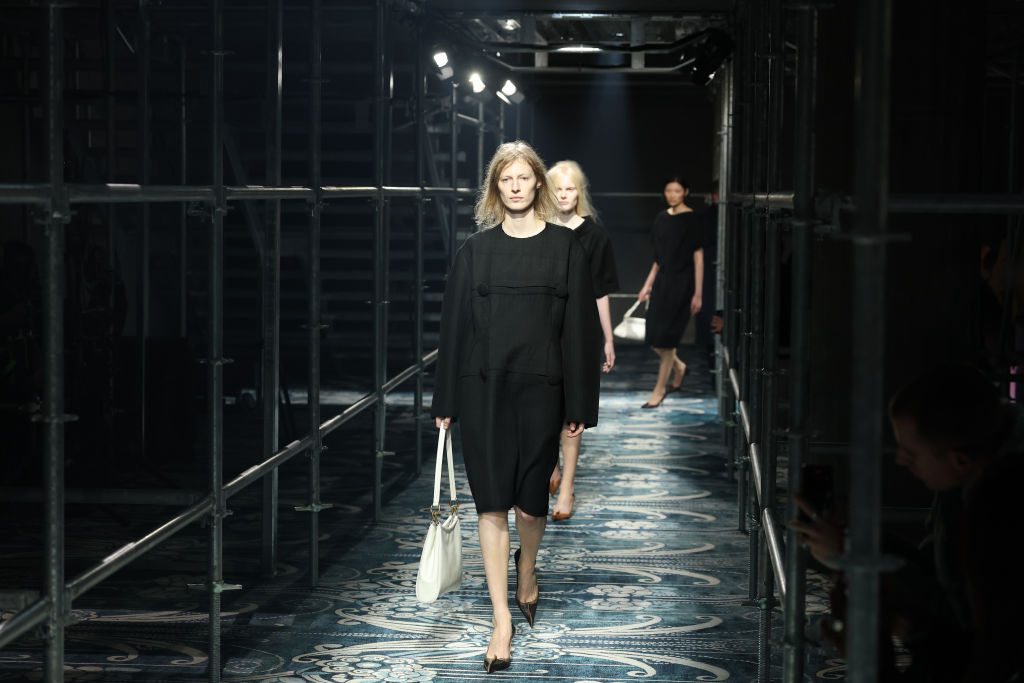 簡約流暢悸動交織 隨性碰撞風情相映 – 潮流誌 InTrend Log